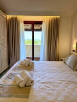 Quarto quádruplo superior, vista para o jardim | Frigobar, cofres nos quartos, quartos à prova de som, Wi-Fi de cortesia