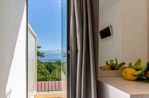 Quarto Duplo Deluxe, varanda, vista para o mar | Roupa hipoalergénica, cofre no quarto, com mobília individualizada 