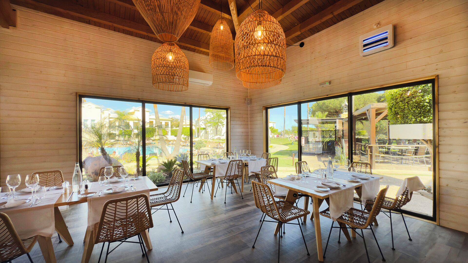 3 restaurantes: servem pequenos-almoços, almoços e jantares