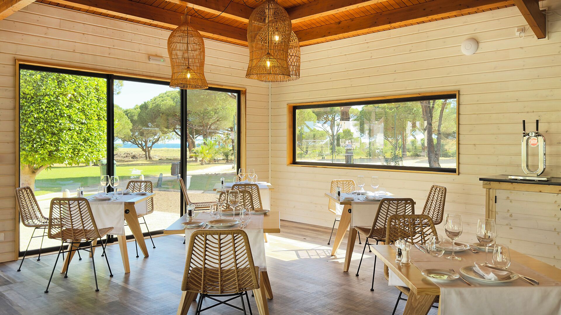 3 restaurantes: servem pequenos-almoços, almoços e jantares