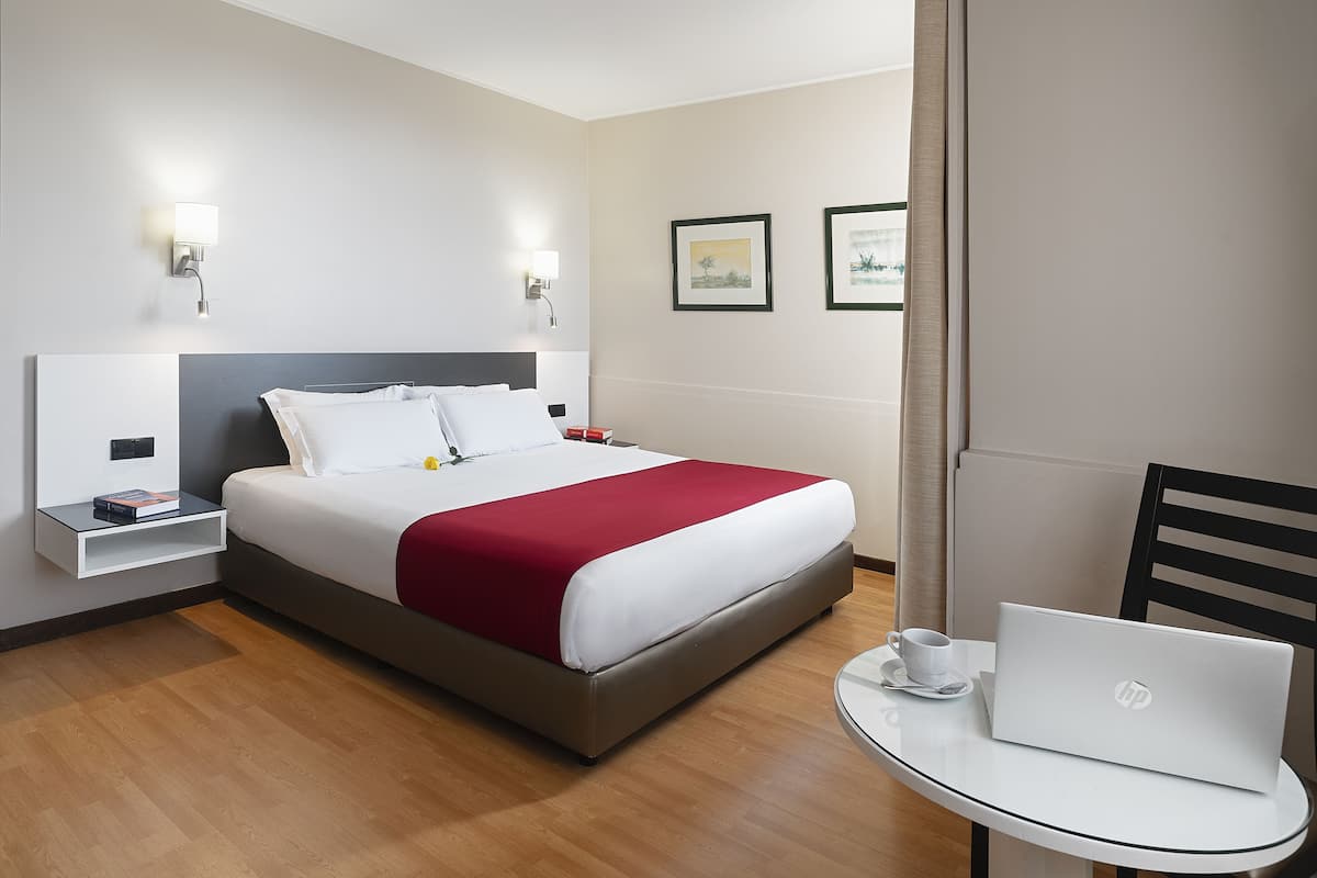 Quarto Duplo | Secretária, cortinas/cortinados opacos, Wi-fi grátis 