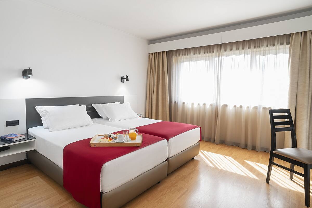 Quarto Twin | Secretária, cortinas/cortinados opacos, Wi-fi grátis 