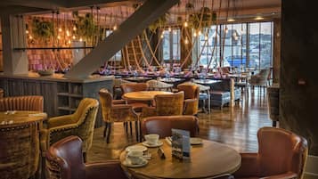 Pequenos-almoços servidos, cozinha local, com vista para o oceano