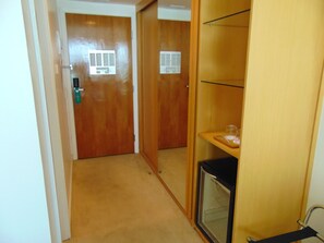 Minibar, cofre no quarto, cortinas/cortinados opacos 