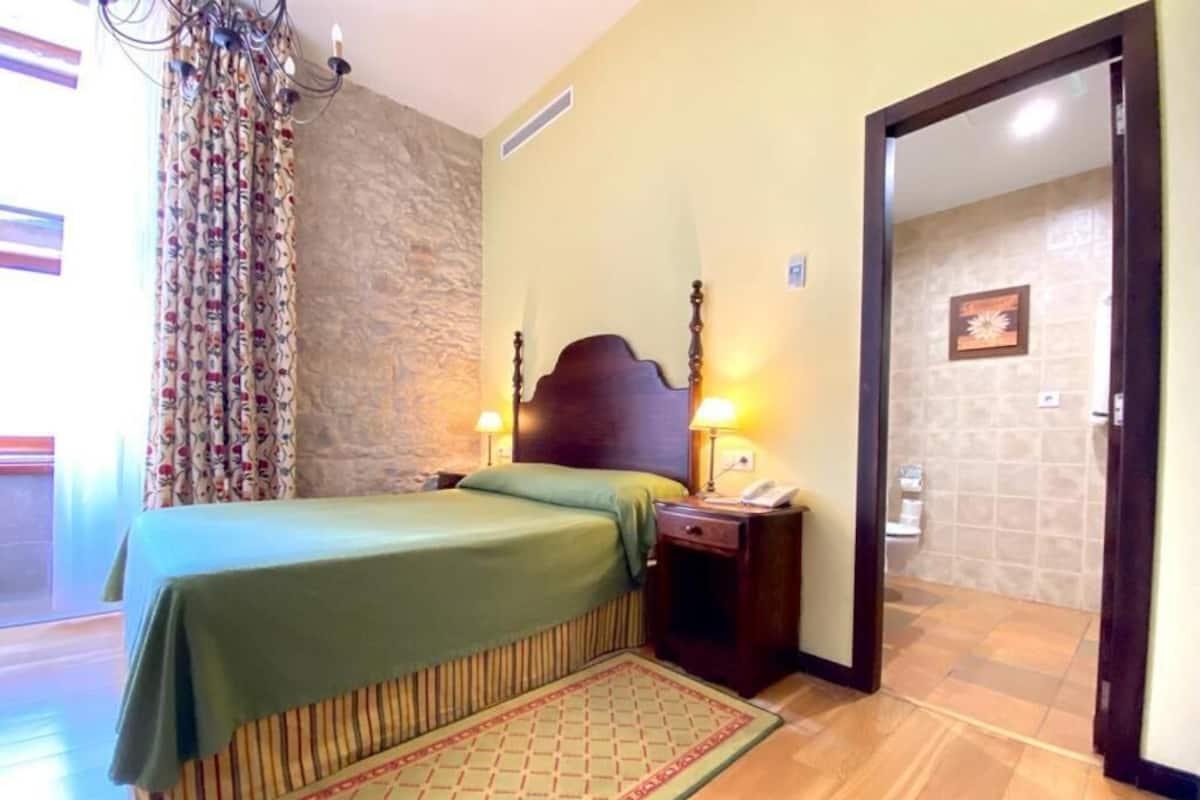 Frigobar, cofres nos quartos, escrivaninha, quartos à prova de som