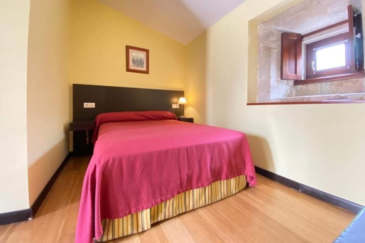 Frigobar, cofres nos quartos, escrivaninha, quartos à prova de som