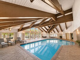 Piscina interna, piscina externa, espreguiçadeiras