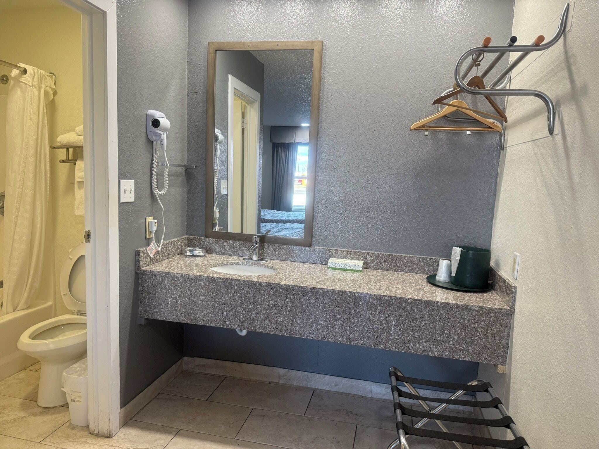 Quarto standard, 2 camas Queen | Banheiro | Chuveiro, toalhas de banho