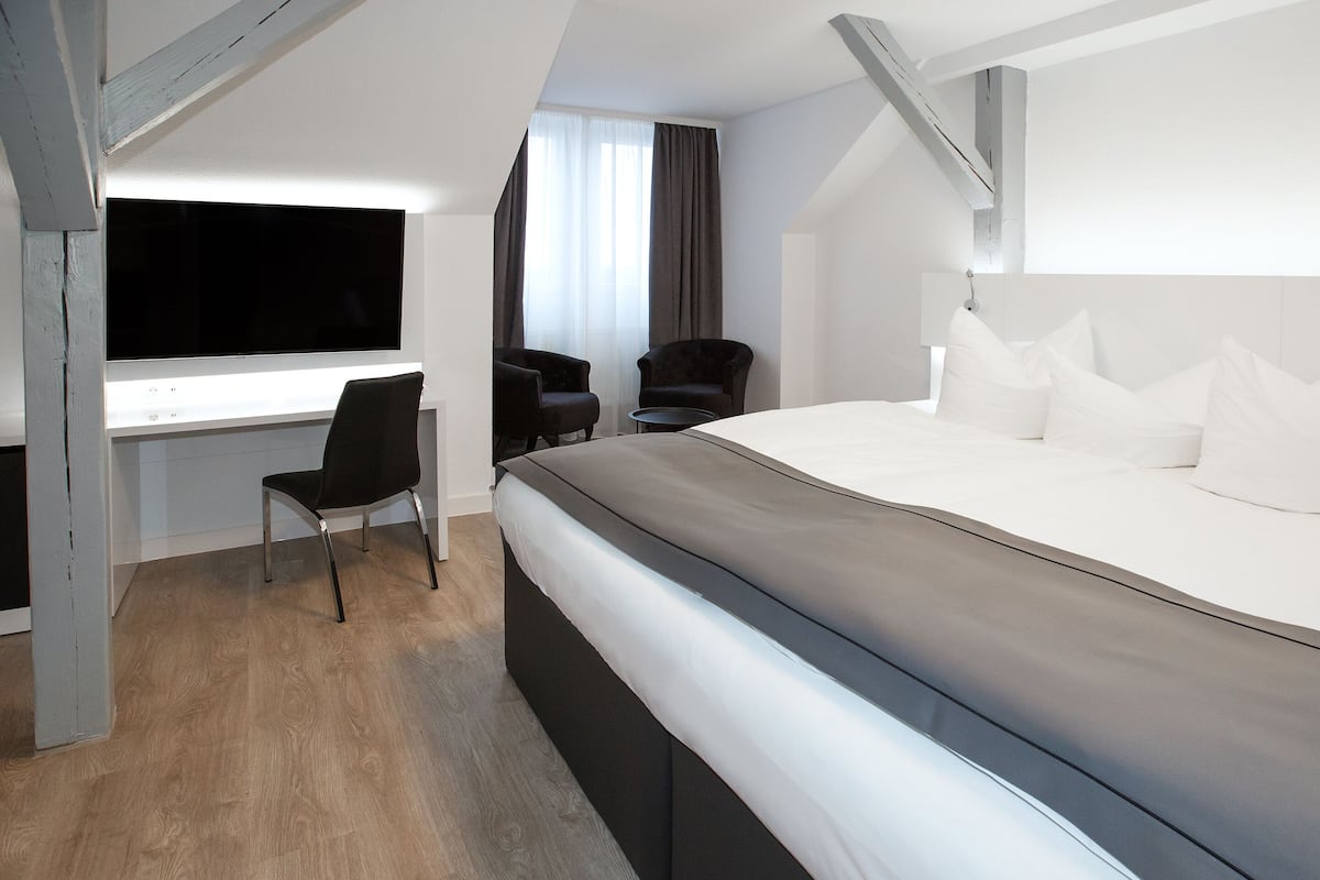 DORMERO Room | Roupa hipoalergénica, minibar grátis, cofre no quarto, secretária