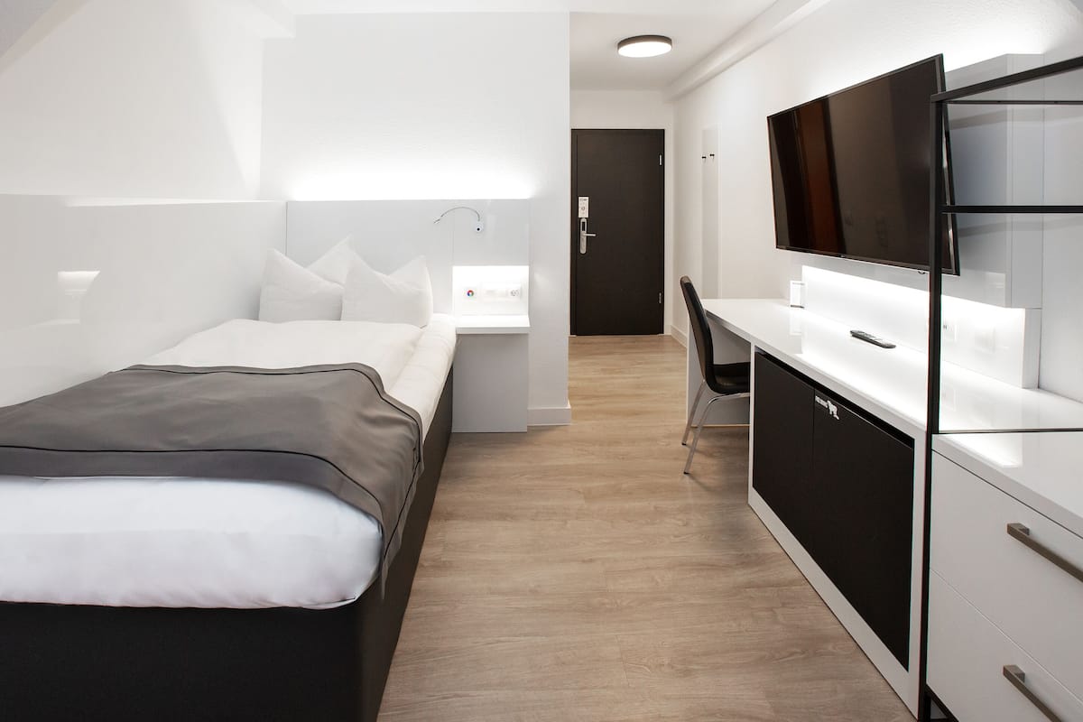DORMERO Single Room | Roupa hipoalergénica, minibar grátis, cofre no quarto, secretária