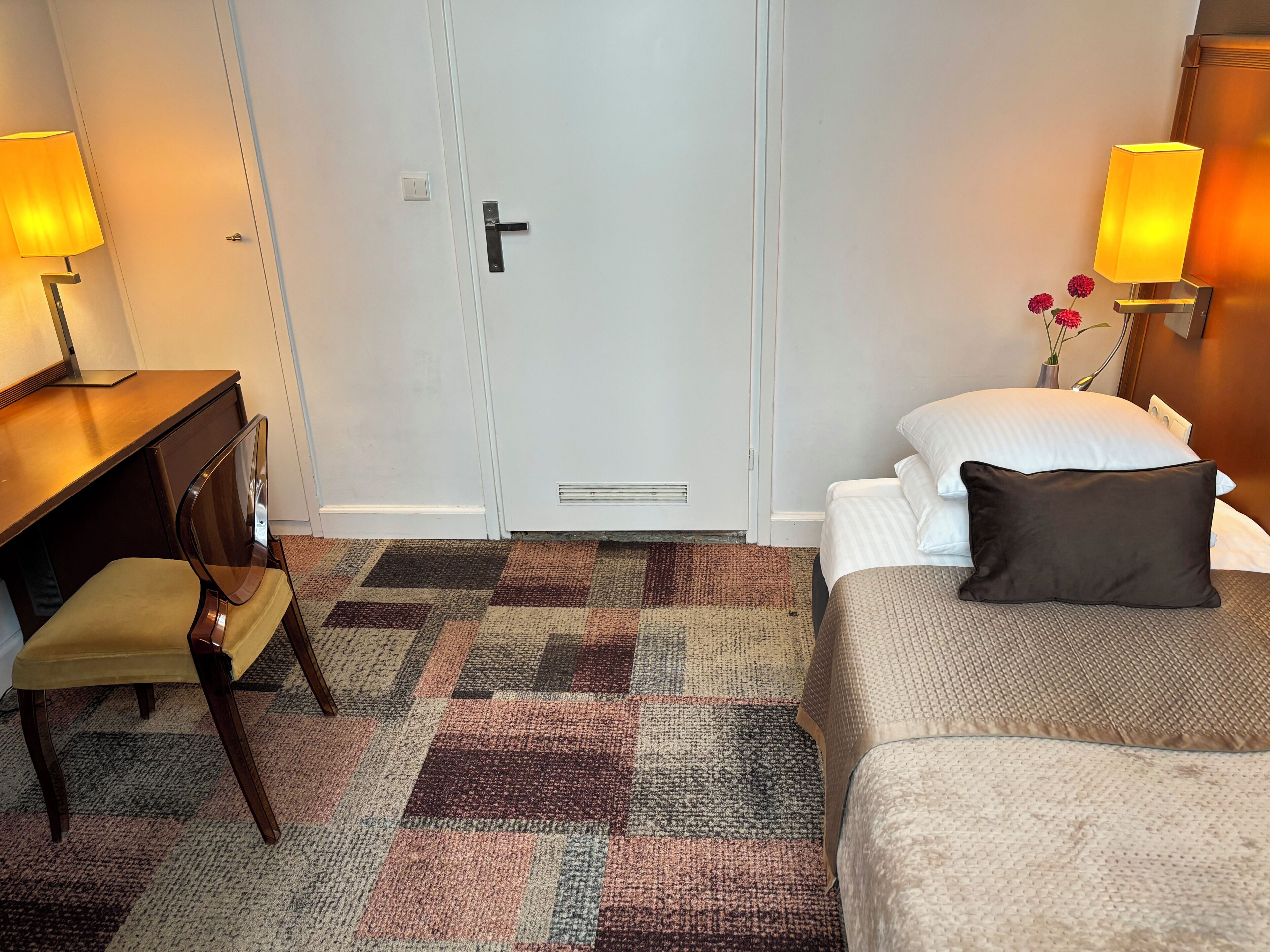 Quarto Individual Comfort | Roupa hipoalergénica, minibar, cofre com capacidade para portátil 