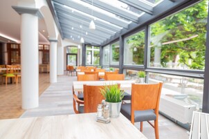 2 restaurantes, pequenos-almoços servidos 