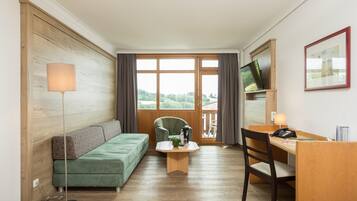 Suíte júnior, 1 quarto | Área de estar | TV