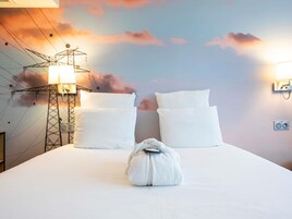 Quarto Superior (1 Large bed) | Minibar, cofre no quarto, secretária 