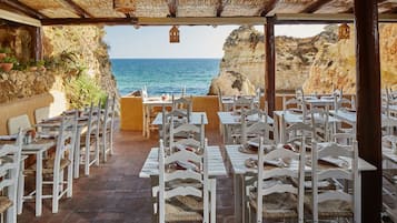 4 restaurantes, pequenos-almoços servidos, cozinha mediterrânica