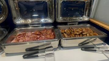 Café da manhã com buffet todos os dias (GBP 12.99 por pessoa)