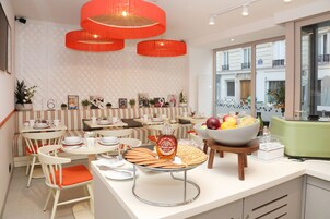 Café da manhã com buffet todos os dias mediante uma taxa
