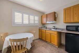 Suite, 1 cama king-size, não fumadores | Kitchenette privada | Um frigorífico, um micro-ondas, uma cafeteira/bule 