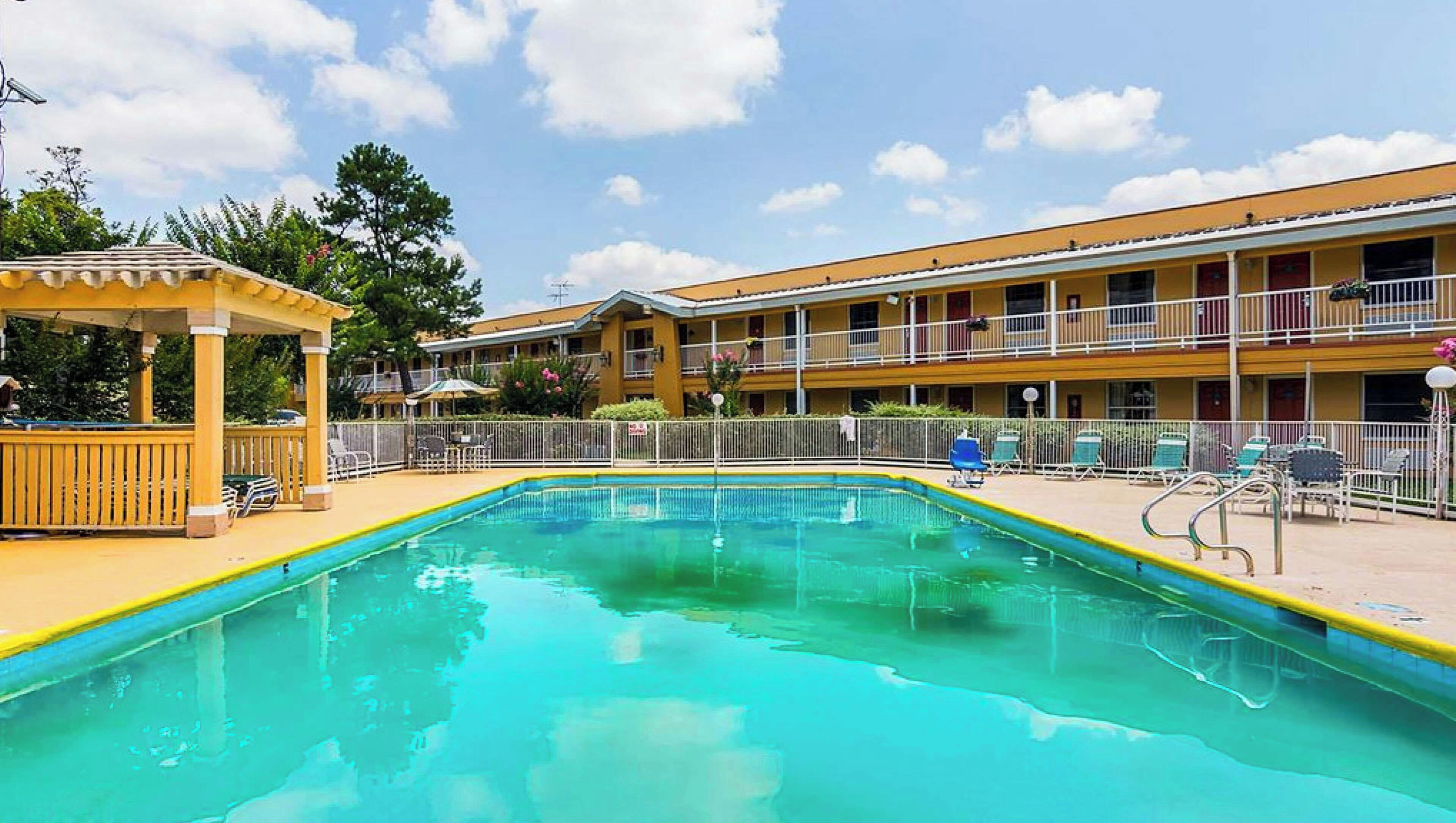 Piscina externa sazonal, barracas de cortesia, espreguiçadeiras