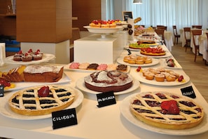 Café da manhã com buffet grátis todos os dias