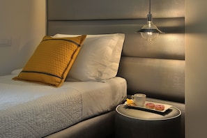 Quarto solteiro luxo, para não fumantes | Edredons de pluma, frigobar, cofres nos quartos, escrivaninha