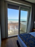 Quarto luxo, 1 quarto, sacada, vista para o mar | Edredons de pluma, frigobar, cofres nos quartos, escrivaninha