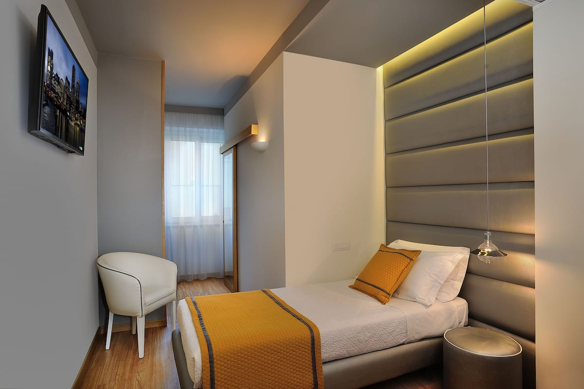 Quarto solteiro luxo, para não fumantes | Edredons de pluma, frigobar, cofres nos quartos, escrivaninha