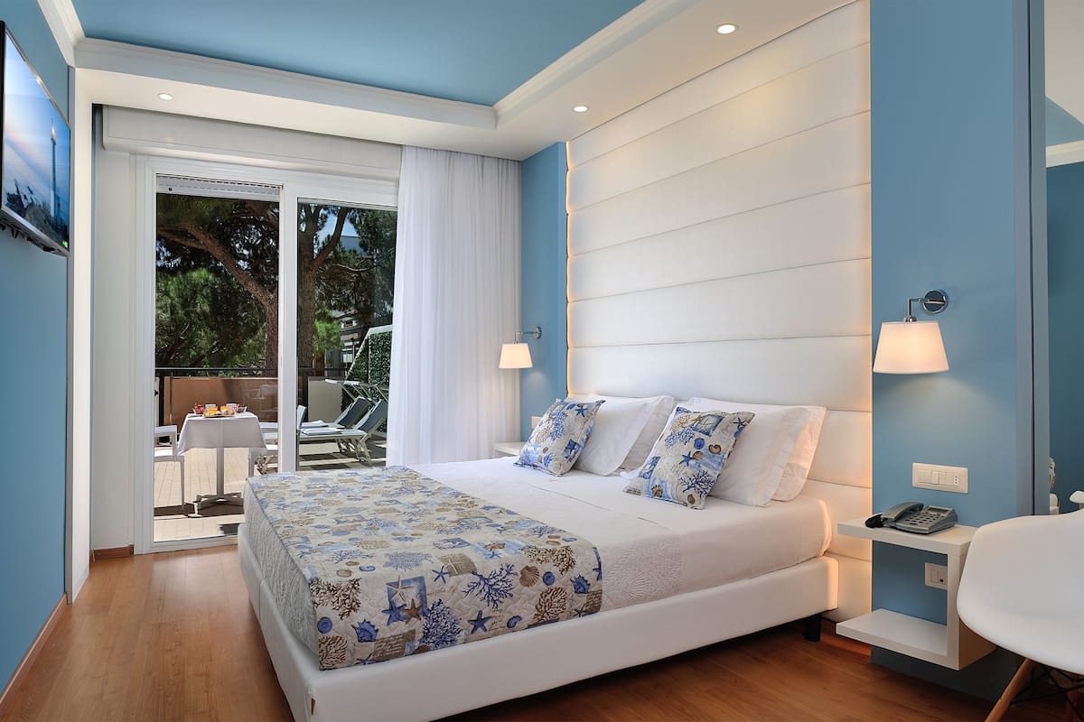 Quarto casal ou duplo luxo, 1 quarto, sacada | Edredons de pluma, frigobar, cofres nos quartos, escrivaninha