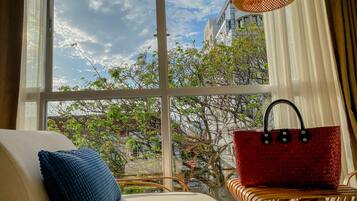 Executive Deluxe Room | Minibar grátis, cofre no quarto, secretária, ferro/tábua de engomar