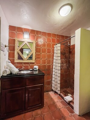 Suite Júnior | Casa de banho | Um polibã, artigos de higiene pessoal grátis, toalhas fornecidas 