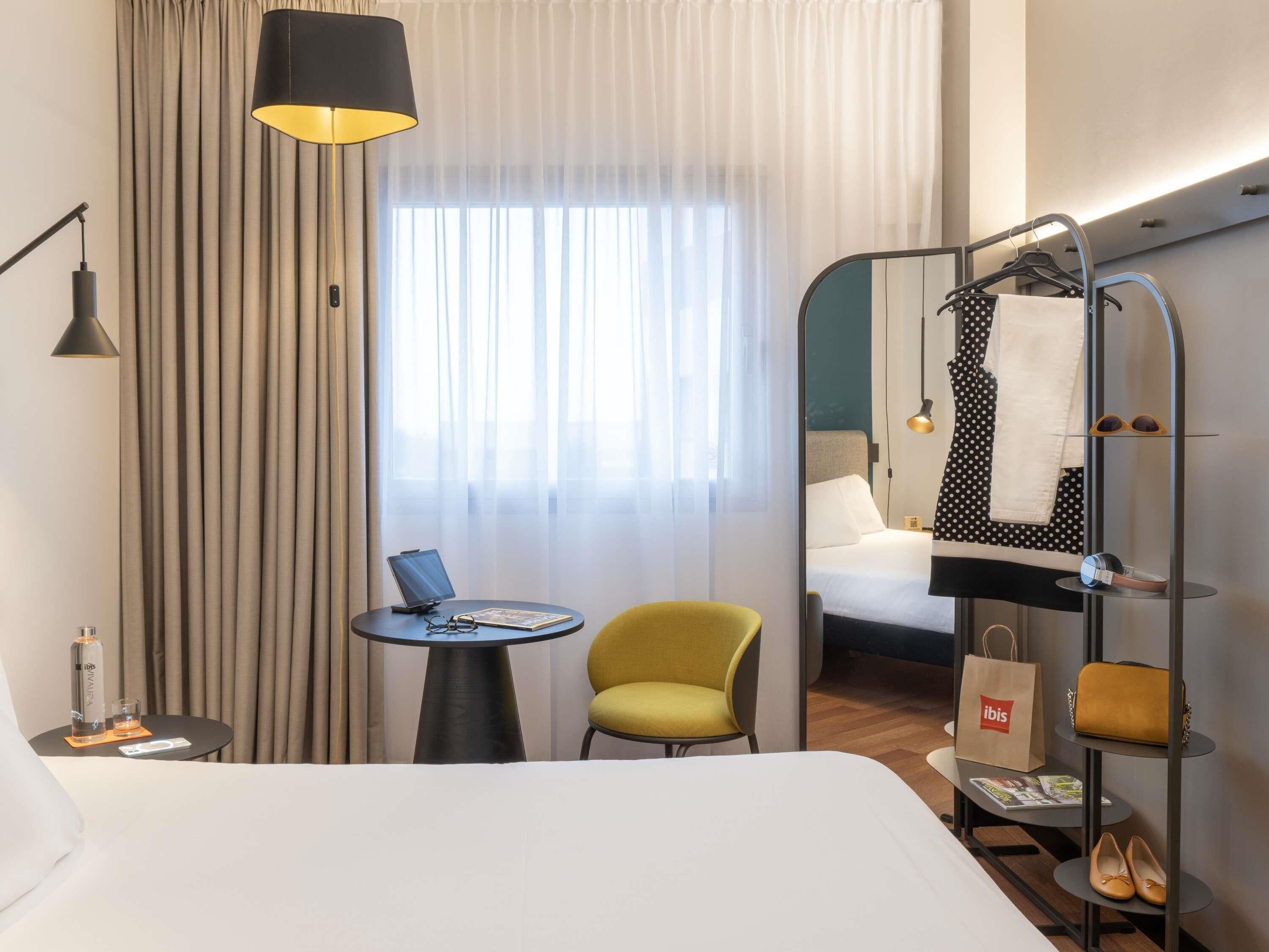 Quarto superior, 1 cama de casal | Edredons de pluma, cofres nos quartos, escrivaninha