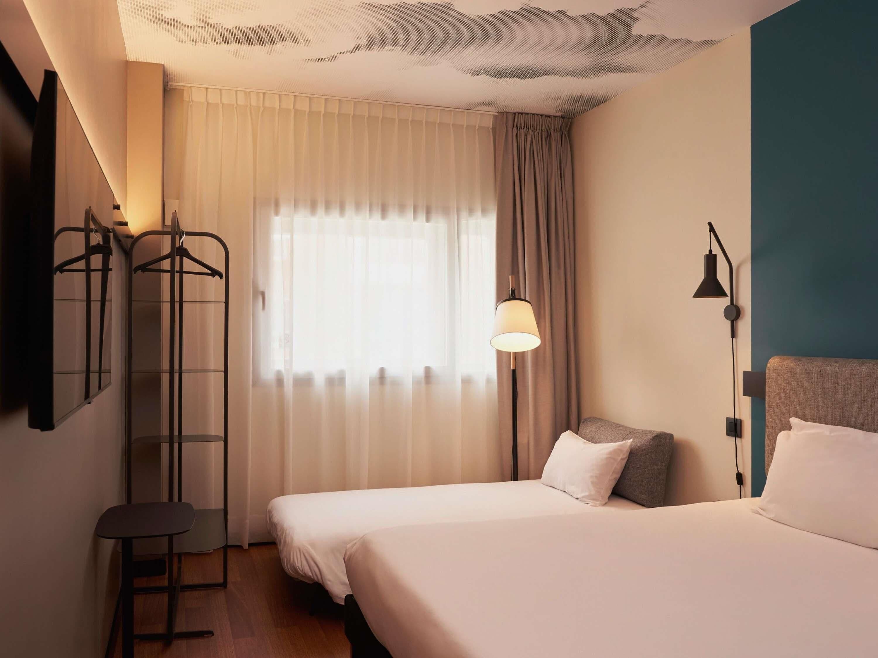 Quarto, várias camas | Edredons de pluma, cofres nos quartos, escrivaninha