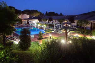 2 piscinas externas, funciona das 8h às 20h, guarda-sóis