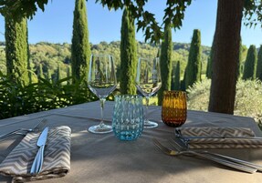 Serviço de almoço e jantar; culinária italiana, vistas para o jardim 
