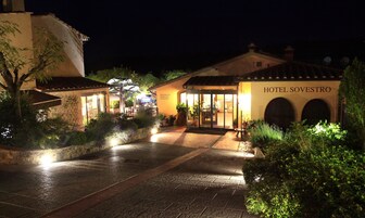 Fachada da propriedade à noite