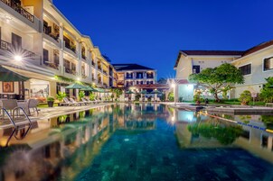 Piscina exterior, guarda-sóis, espreguiçadeiras