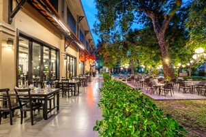 2 restaurantes, é servido café da manhã