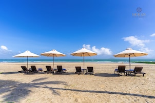 Uma praia privada, praia de areia branca, espreguiçadeiras 