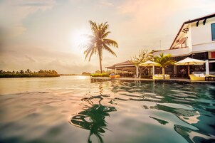 2 piscinas exteriores, guarda-sóis, espreguiçadeiras