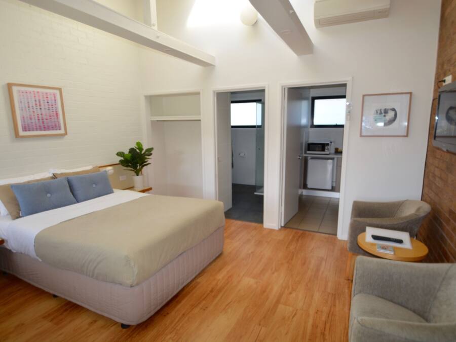 Quarto standard, 1 cama Queen | Wi-Fi de cortesia, roupa de cama