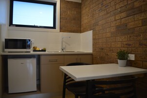 Quarto standard, 1 cama Queen | Cozinha americana privada | Geladeira, chaleira elétrica