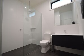 Quarto Twin Superior | Casa de banho | Um polibã, um secador de cabelo, toalhas fornecidas 