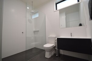 Quarto duplo superior | Banheiro | Chuveiro, secador de cabelo, toalhas de banho 