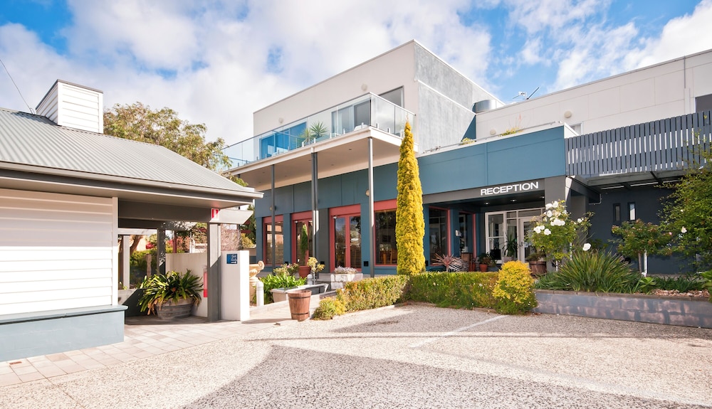 Captains At The Bay - Apollo Bay