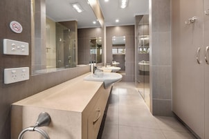 Quarto casal luxo, 1 cama King | Banheiro | Produtos de toalete biodegradáveis, secador de cabelo, roupões de banho 