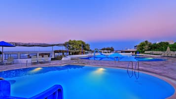 3 piscinas interiores, piscina exterior sazonal, guarda-sóis