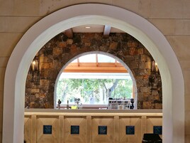 3 bares/lounges, um bar junto à piscina, um bar de praia 