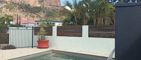 Piscina exterior, guarda-sóis, espreguiçadeiras