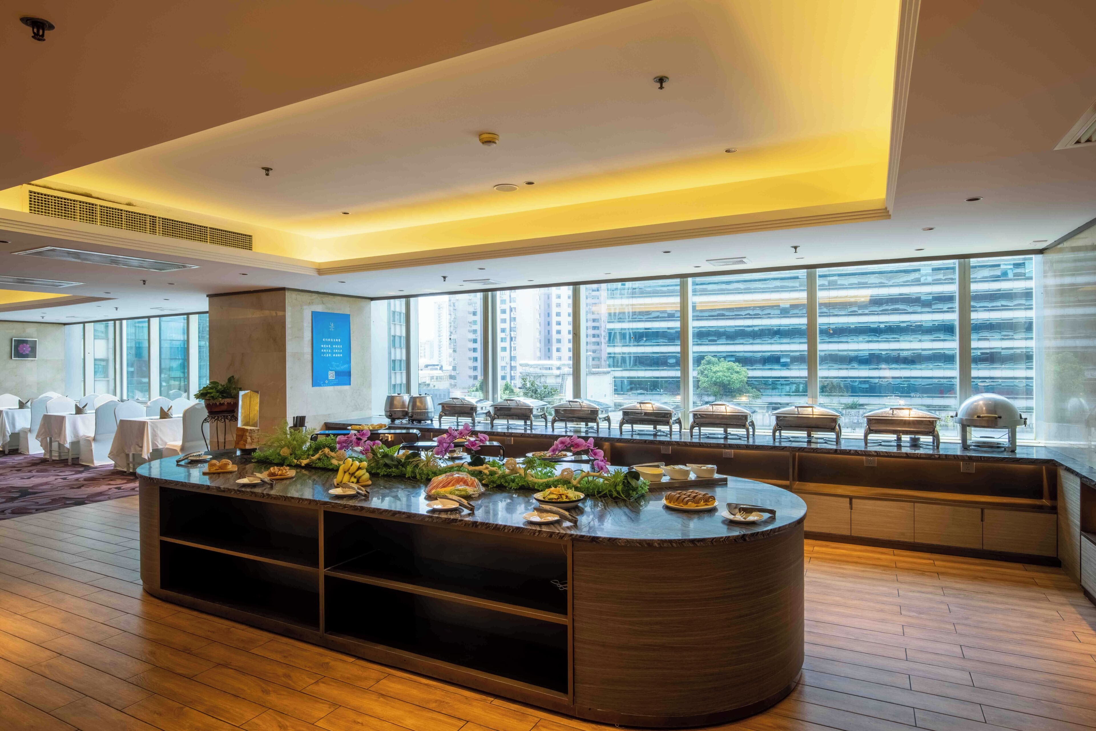 Café da manhã com buffet todos os dias mediante uma taxa