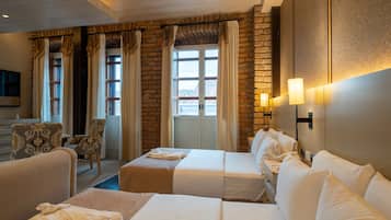 Suíte exclusiva, várias camas, cozinha, no andar executivo | 1 quarto, roupas de cama premium, cofres nos quartos